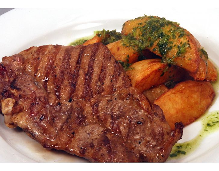 Ceafa de porc la gratar cu cartofi prajiti