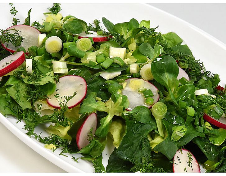 Salata cu verdeturi de sezon | BunBun