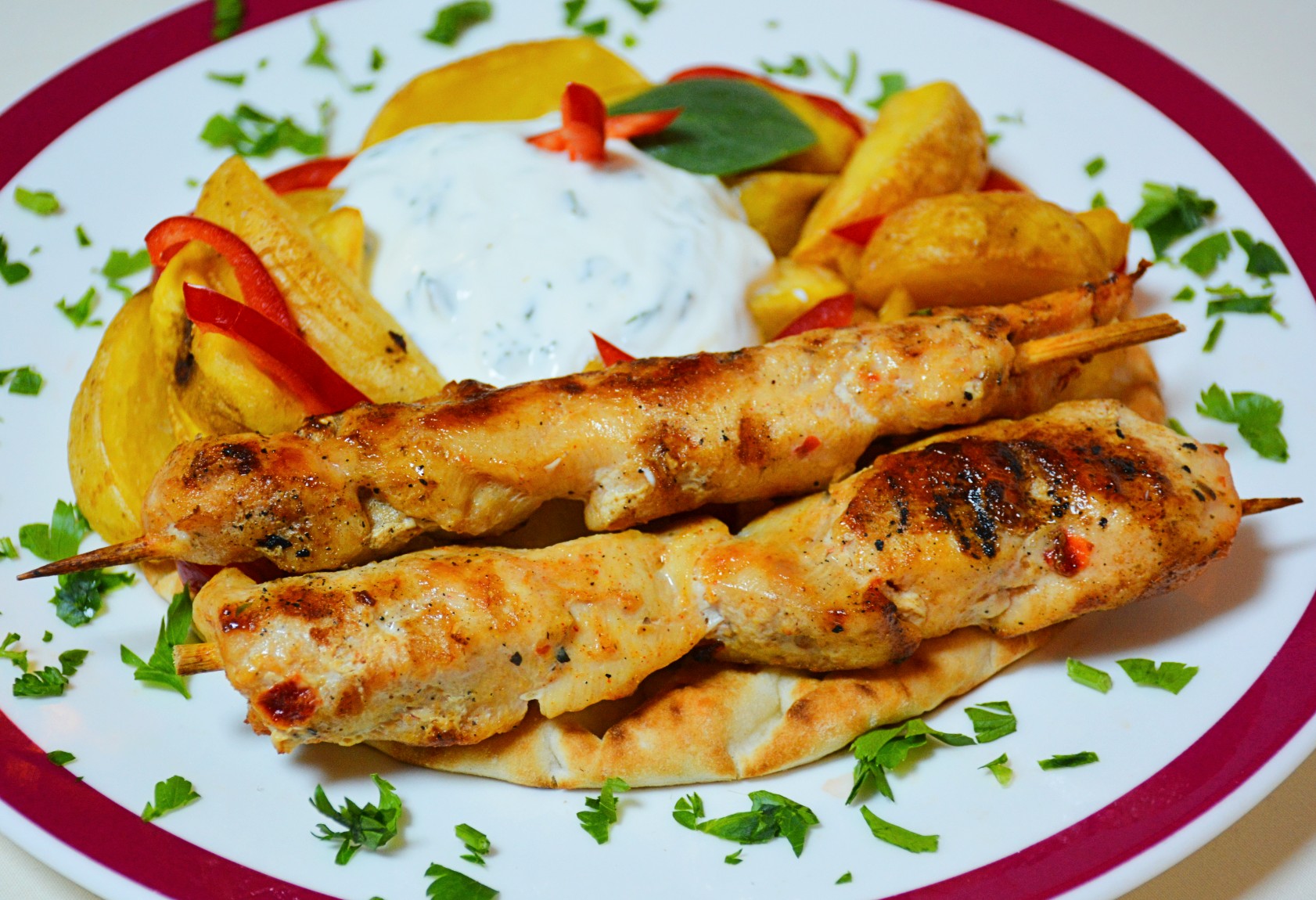 Frigarui de pui cu pita cartofi prajiti si sos de iaurt