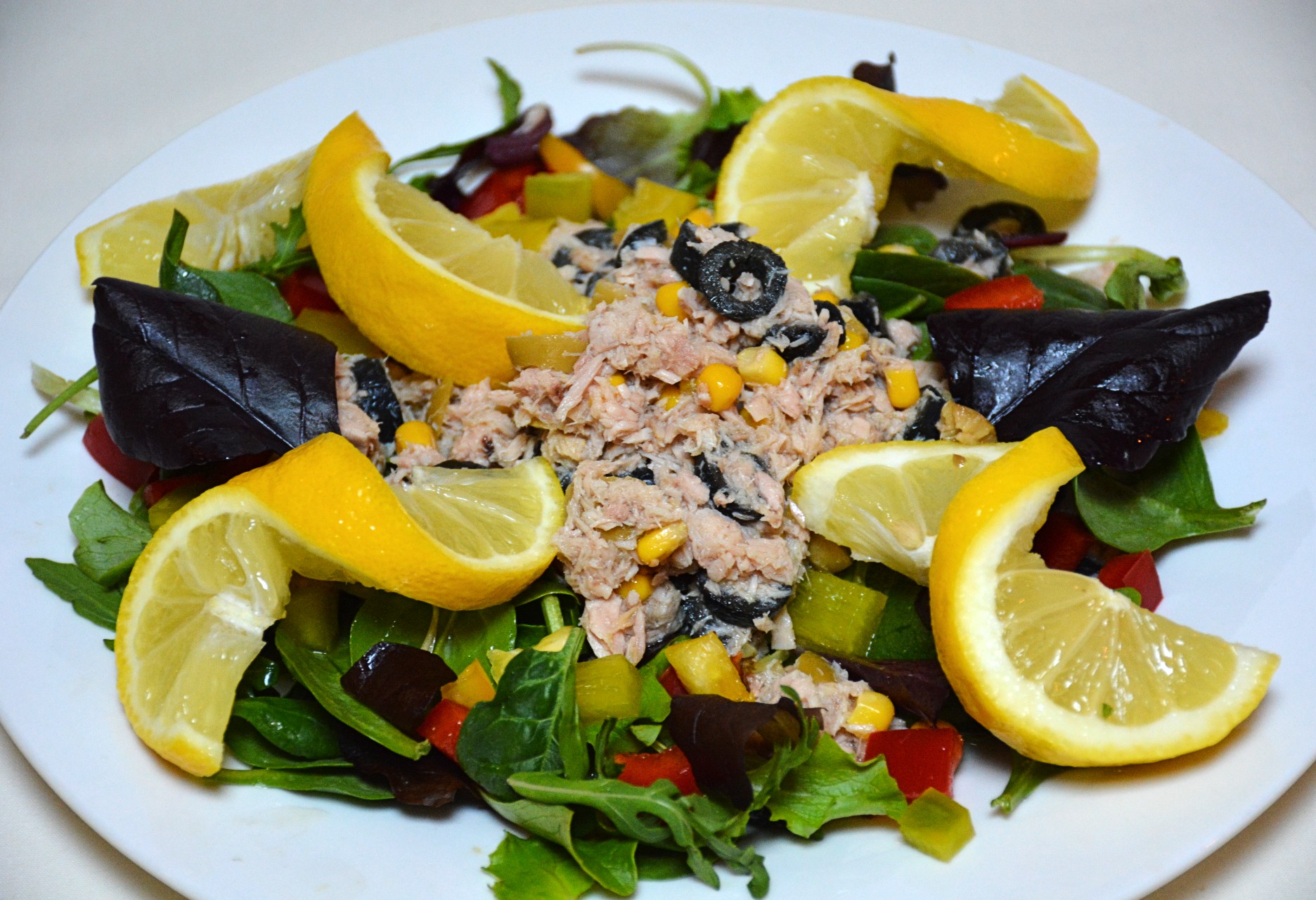 Salata cu ton porumb si masline verzi